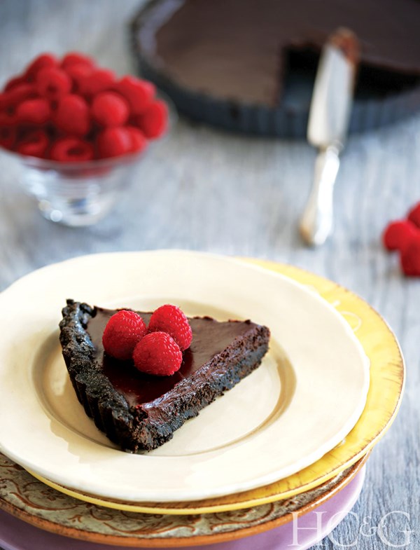 Chocolate on chocolate tart with raspberries (Tarte doublement chocolat ...