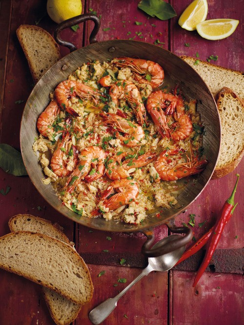 King prawns and crab with garlic and chilli (Gamberoni e granchio con ...