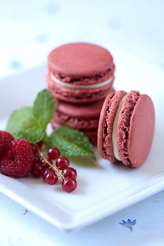Red berry macarons recipe | Eat Your Books