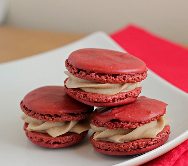Red velvet macarons with cinnamon cream cheese frosting recipe | Eat ...